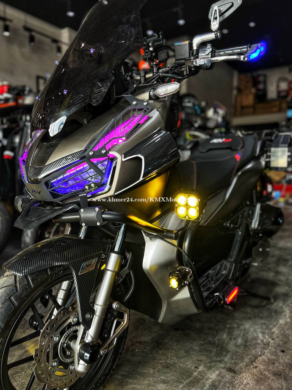 Custom Honda ADV 020 Full Carbon ក្រដាសពន្ធ Price $5100 in Phnom Penh ...