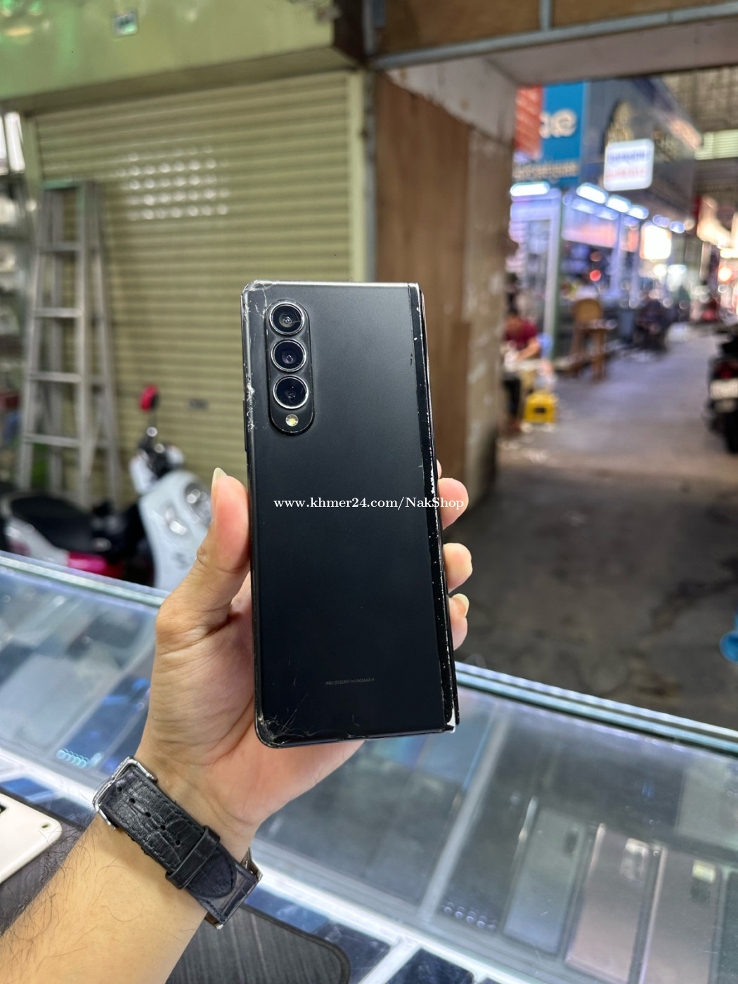 Samsung ZFold3 256G Ram12G Sim2 បែកខ្នងសឹកតួរ ខូចអេក្រង់ក្នុង price $150.00 in Tuek L'ak Bei ...
