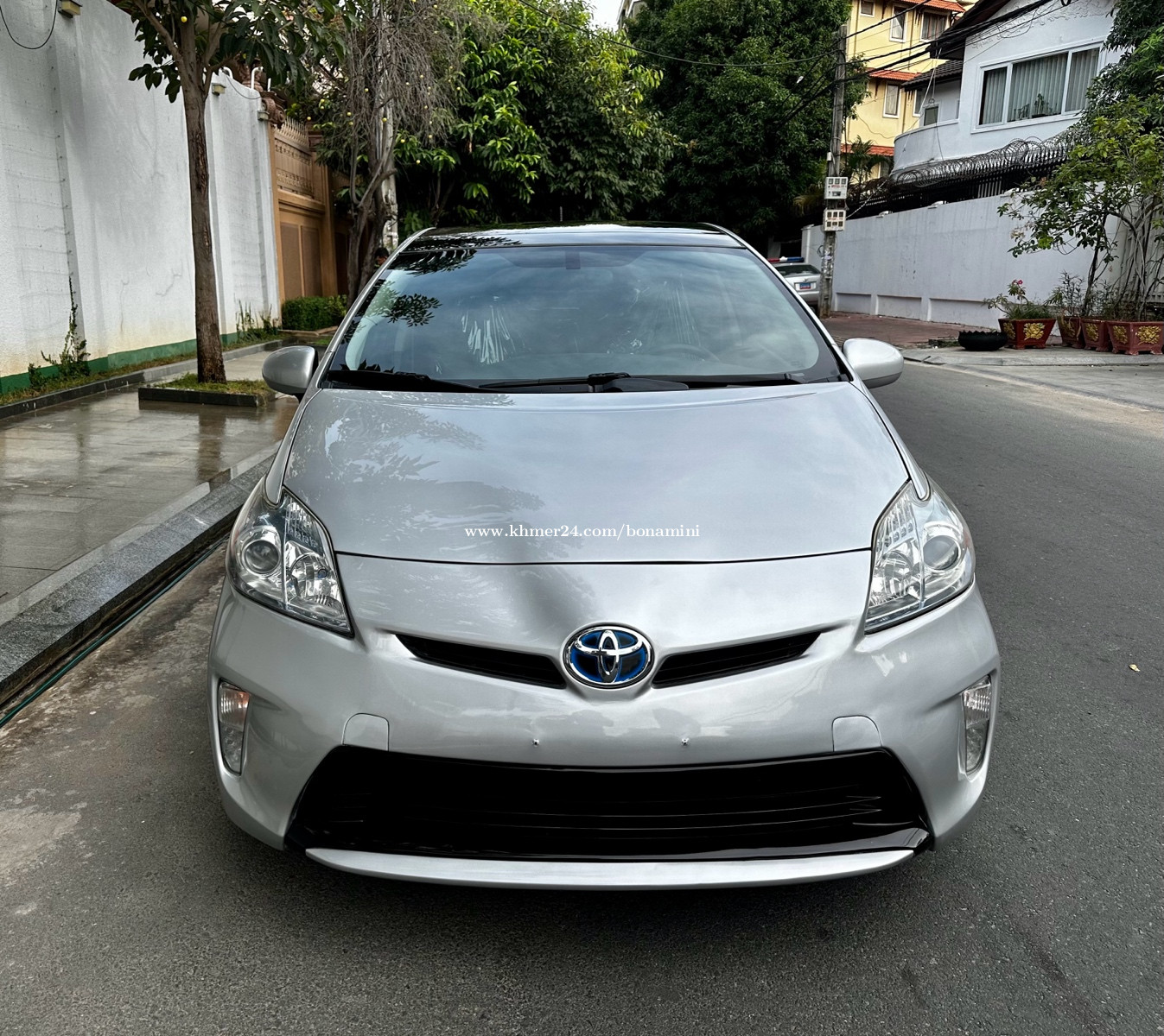 Toyota Prius 2012 option 3 solar ក្រដាសពន្ធថ្មី ពណ៌ទឹកប្រាក់ price ...