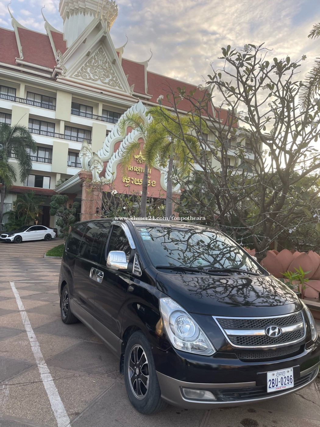 ធារ៉ា មានរថយន្តទេសចរណ៍ ១២កៅអី សម្រាប់ជួល price $60.00 in Kakab 1, Por Senchey, Phnom Penh ...