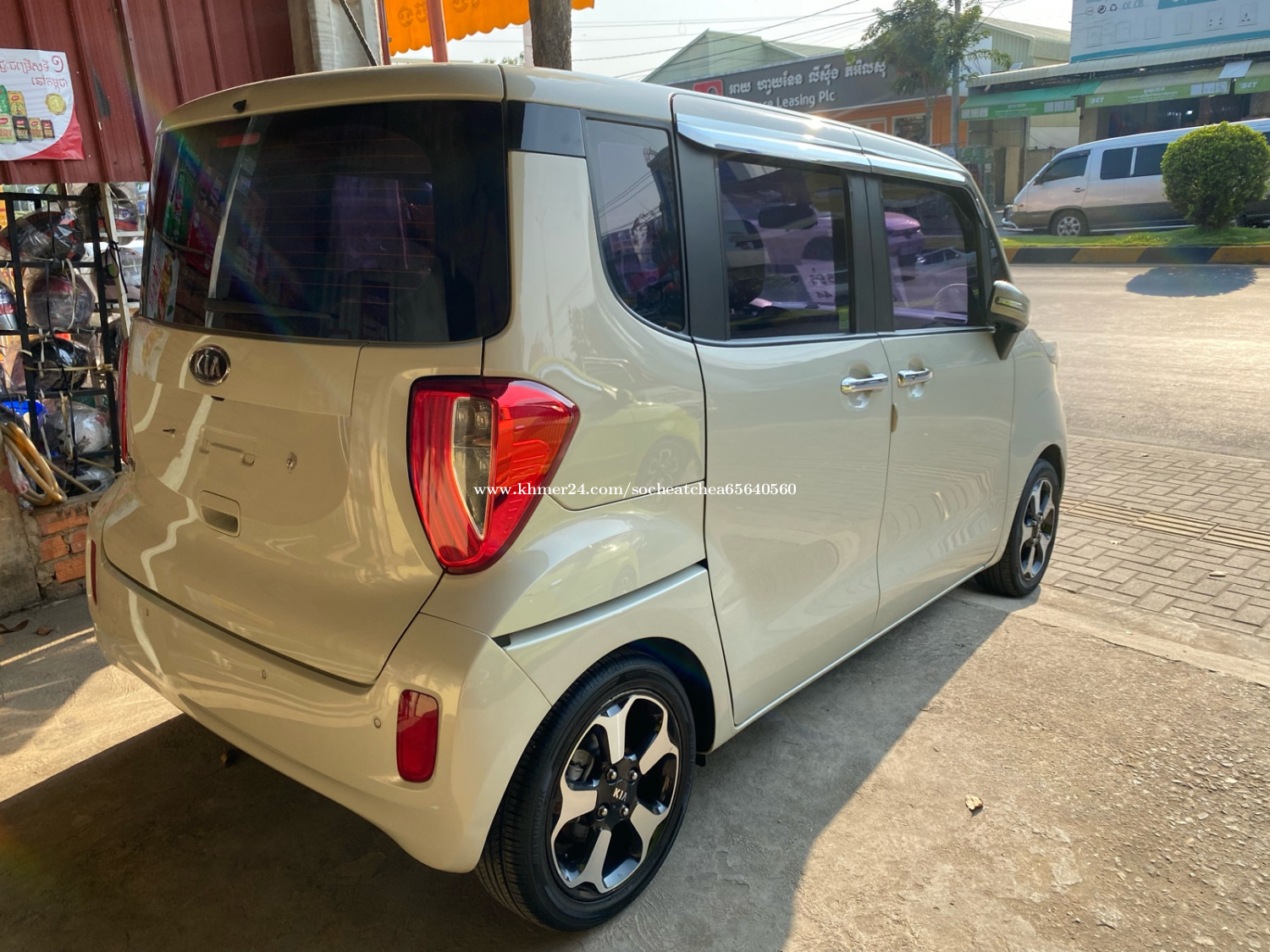 Kia ray 2012 full option ឡានស្អាតទឹកថ្នាំស្រុីនក្រដាសពន្ធ price $10500. ...