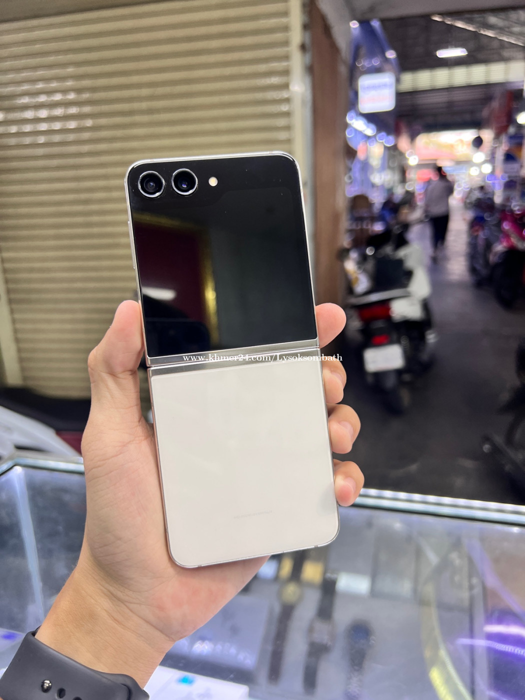 Samsung ZFlip5 256G Ram8G Sim2 ESIM ជាំអេក្រង់តិច ប្រើបានធម្មតា price ...