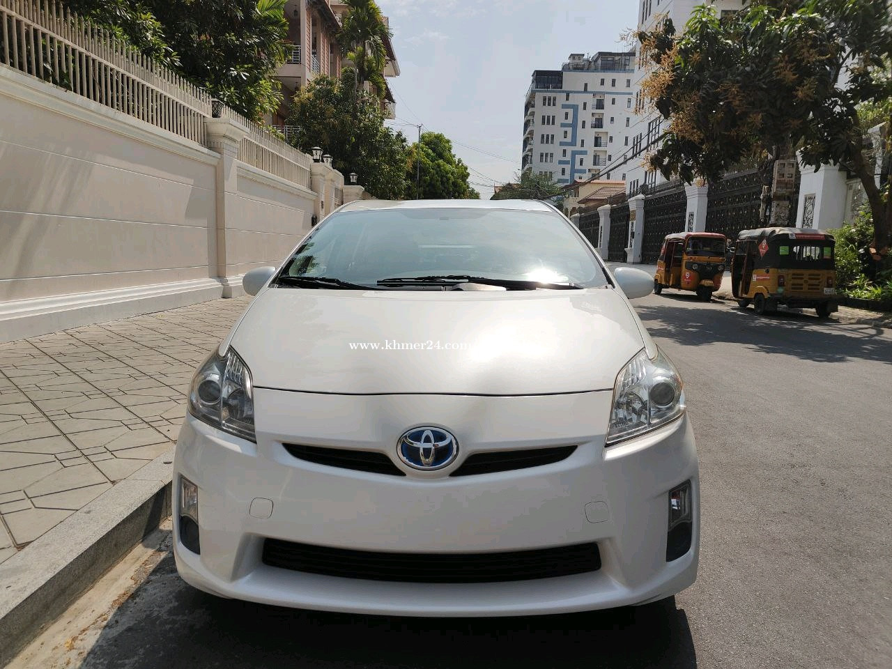 Prius 012 options 3 អេក្រង់ធំ សំបុកឃ្មុំហ្សុីន ខាងក្នុងខ្មៅ ស ក្រដាសពន្ធ price $17700.00 in ...