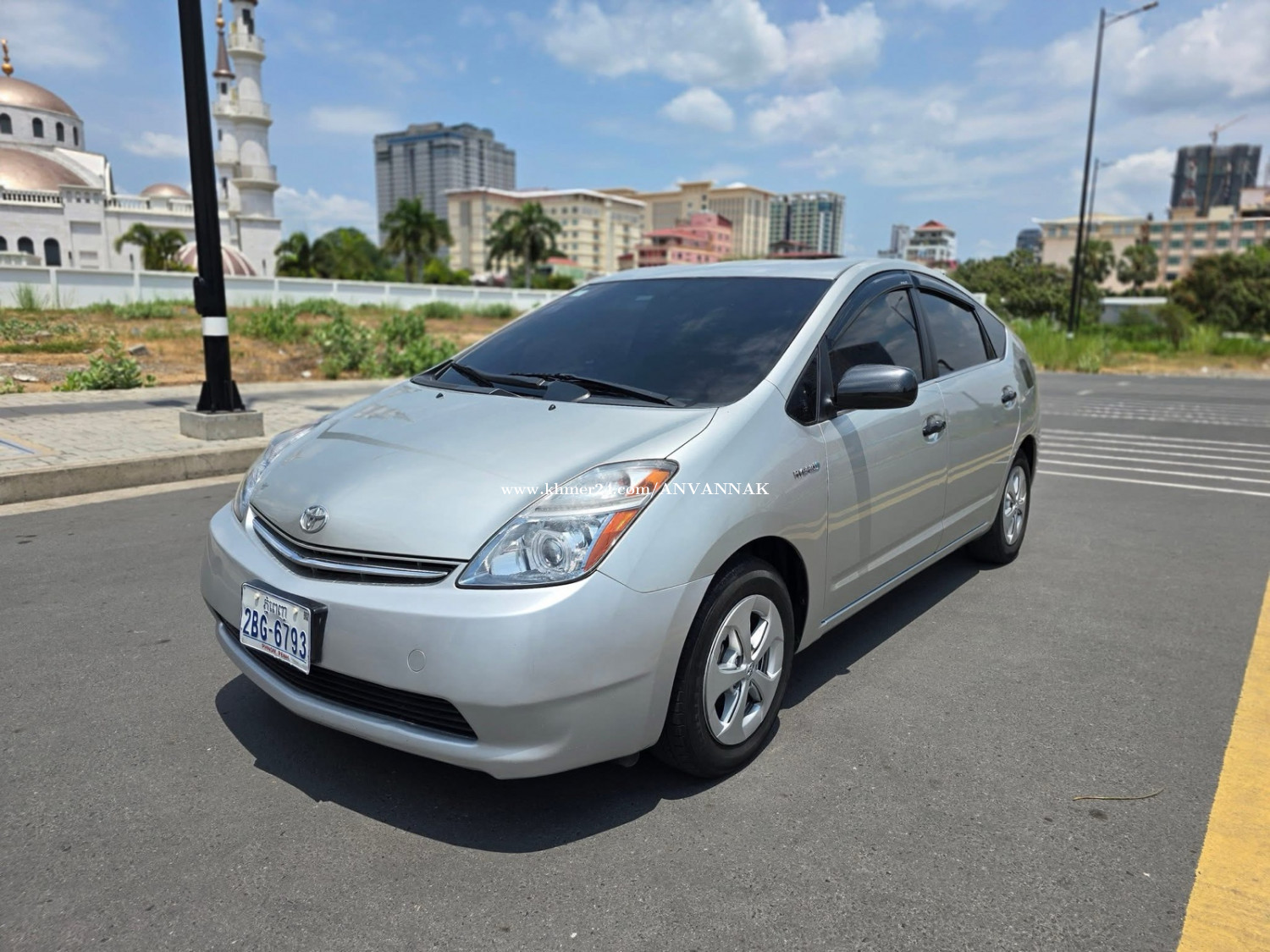 Prius 2005 haft full price $9800.00 in Phnom Penh Thmei, Saensokh, Phnom Penh, Cambodia - Hear ...