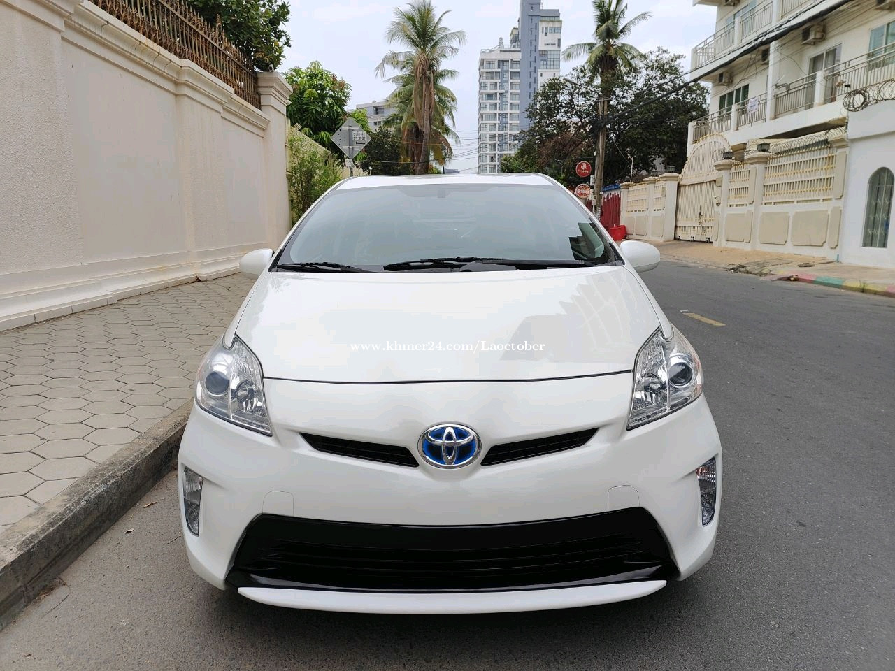 Prius 014 options 3 អេក្រង់ធំ ខាងក្នុងខ្មៅស សំបកកង់ម៉ាកសៃលុនខ្មែរ ...