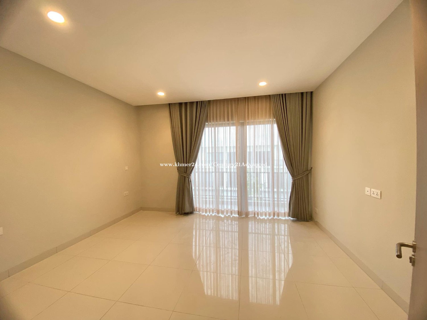 🏘 វីឡាកូនកាត់ល្អ (Villa KonKat Laor) ក្នុងបុរី ចន្ទគីរី ត្រូវការលក់បន្ទាន់ខ្លាំង price $139900. ...