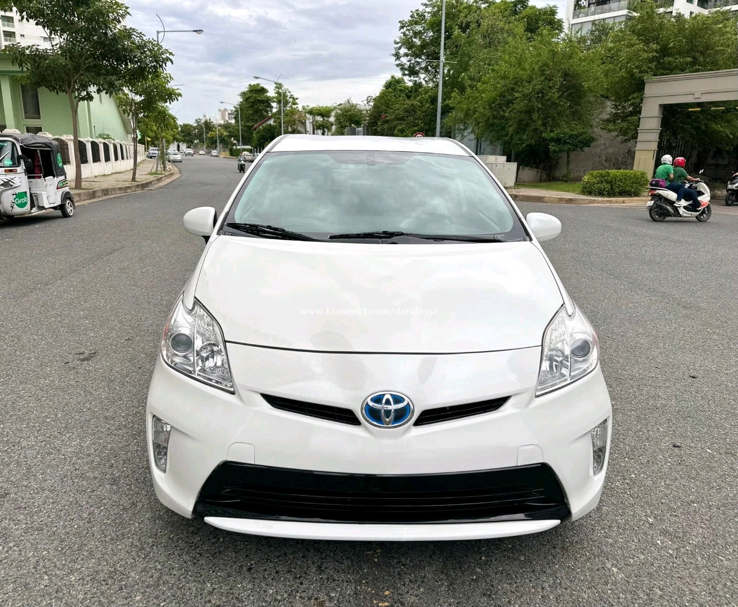 Prius 2013 option 2 up 3 ក្រដាសពន្ធថ្មី 18600$ ចចារ price $18600.00 in ...