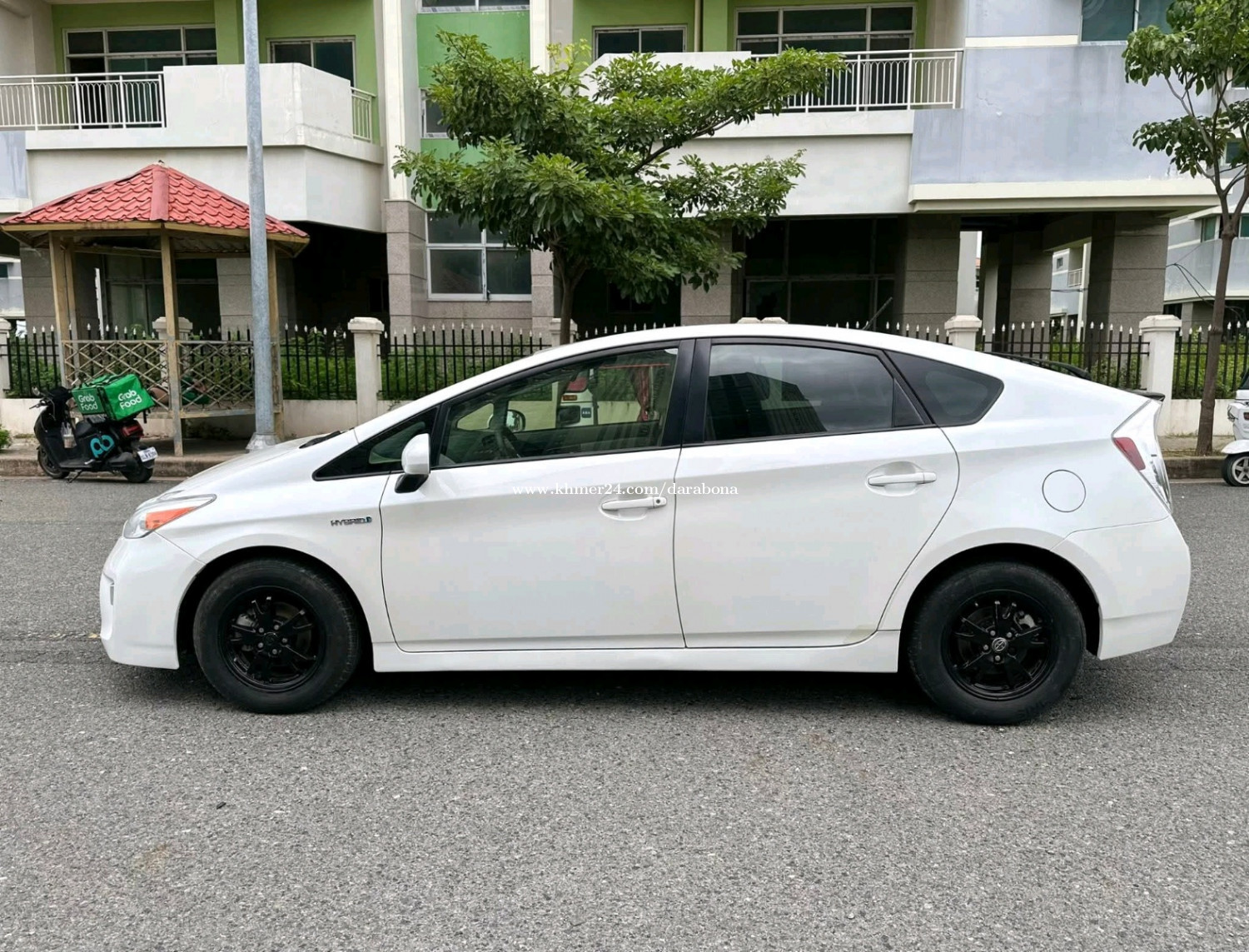 Prius 2013 option 2 up 3 ក្រដាសពន្ធថ្មី 18600$ ចចារ price $18600.00 in ...