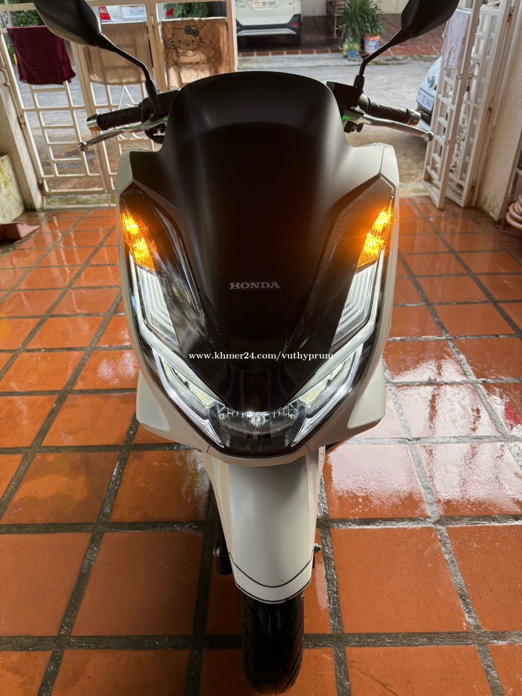 Honda PCX 125cc wite color 2022 price $2945.00 in Veal Sbov, Chbar ...