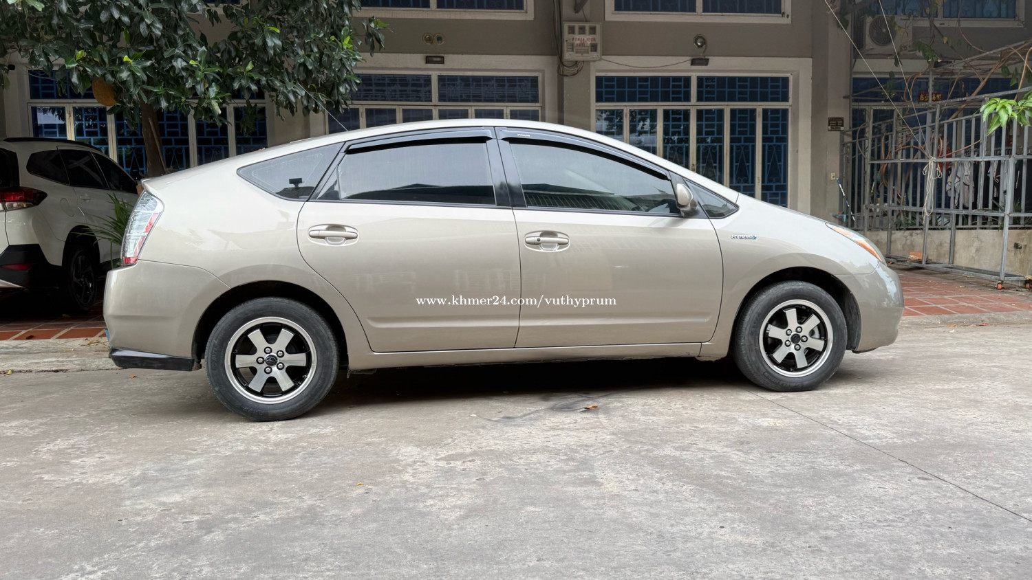 Toyota Prius gold color haft full 06 price $9882.00 in Veal Sbov, Chbar ...