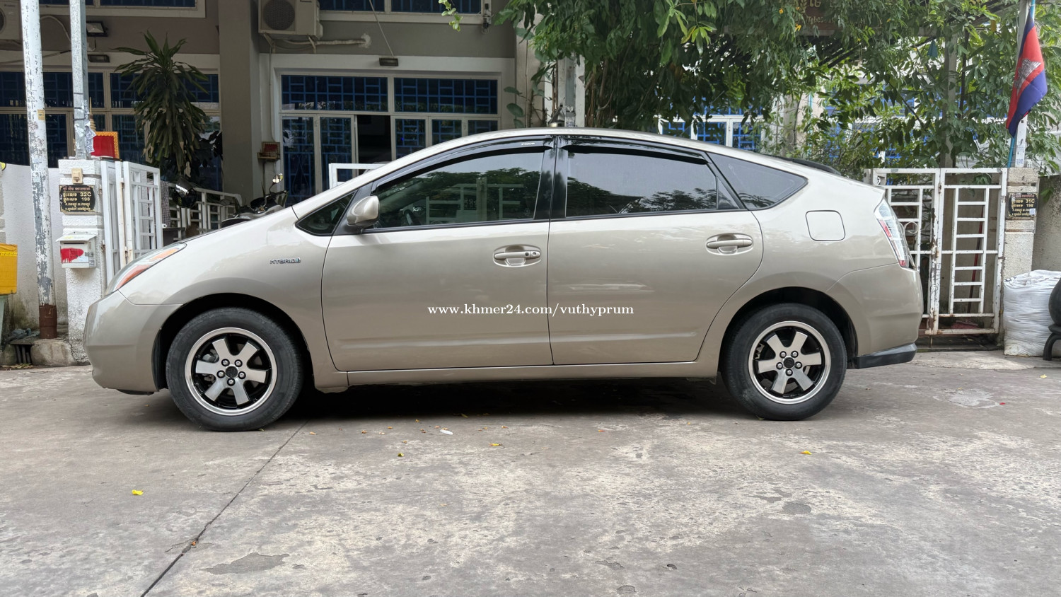 Toyota Prius half full gold color 06 price $9827.00 in Veal Sbov, Chbar ...