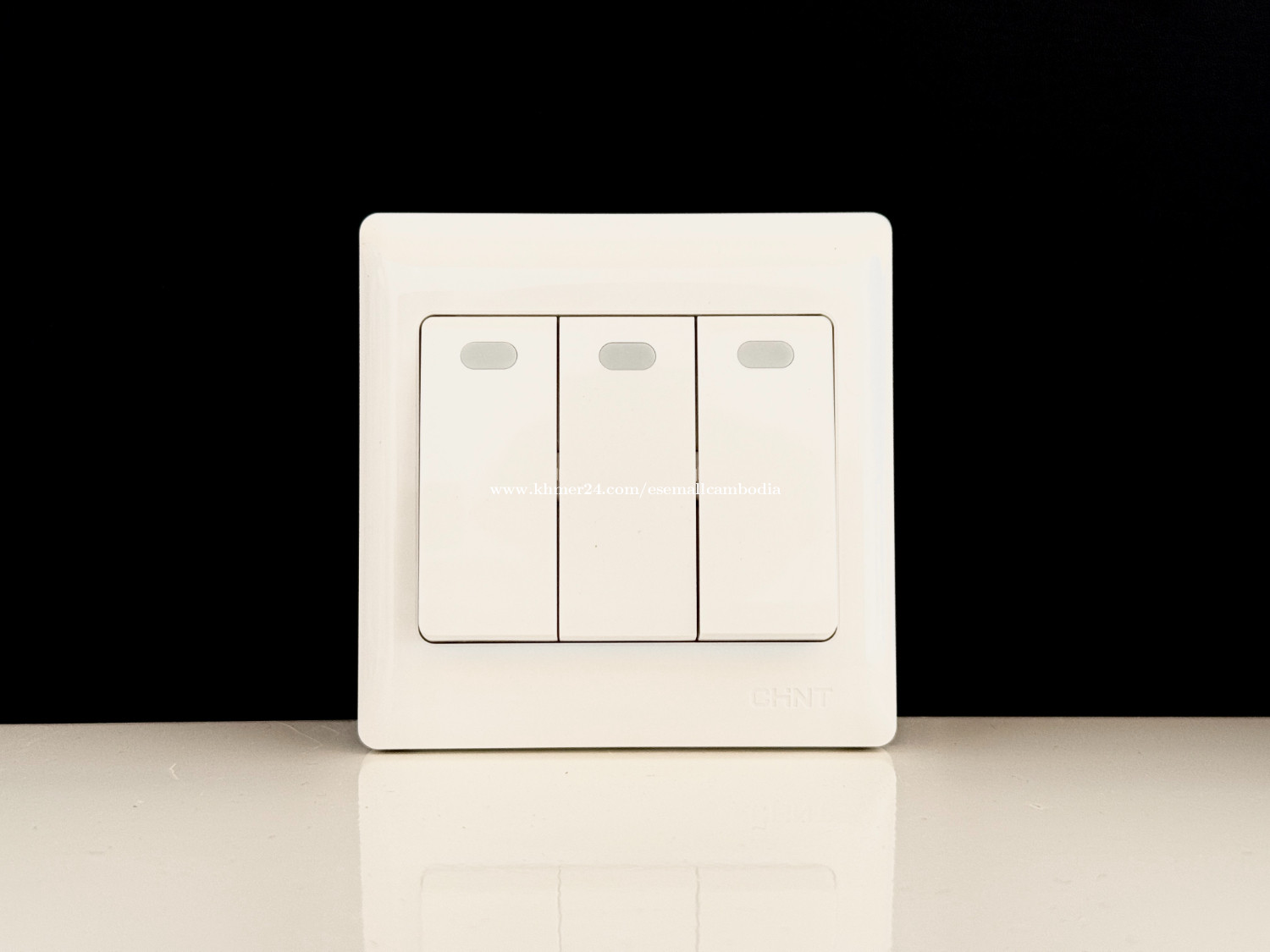 CHiNT Switch NEW7-G00500A – 3 Gang 10AX 250V (with Indicator) (737444 ...