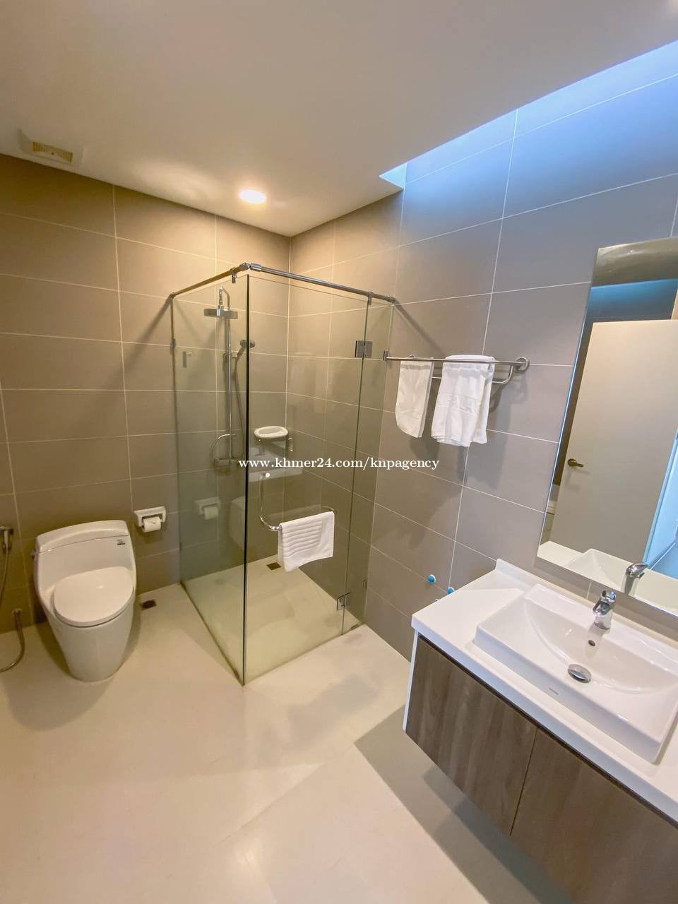 Specious Modern Two Bedrooms price $1300.00 in Boeng Keng Kang Muoy ...