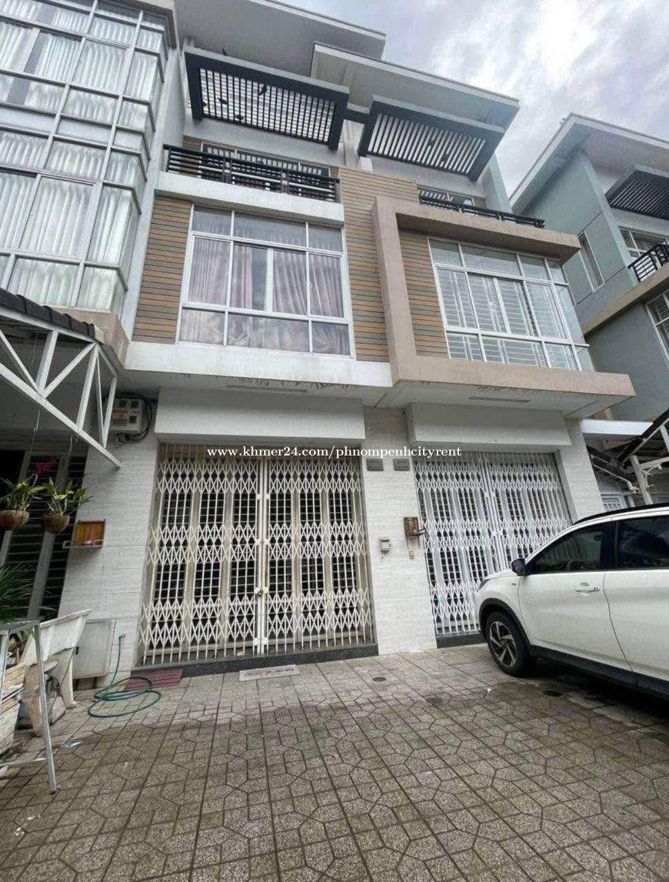Link house LE for rent at borey Peng Houth the star natural along ...